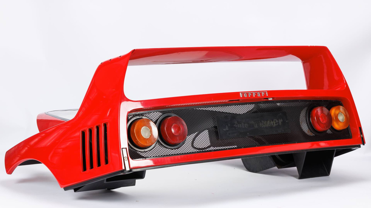 70 000 € pour un morceau de Ferrari F40 ? Les objets d'un ancien agent ...