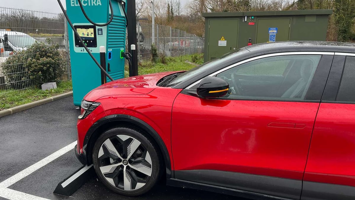 Est-ce que je peux recharger ma voiture électrique sous la pluie ? - L ...