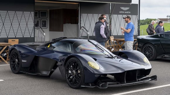 Il a acheté une Aston Martin Valkyrie pour trois millions d'euros et ...