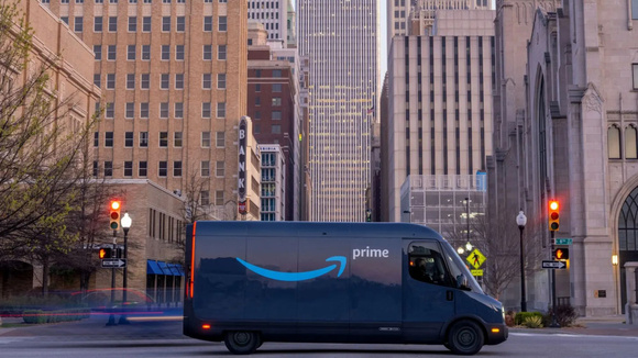 Les camionnettes électriques Rivian EDV d'Amazon débarquent en Europe ...