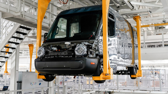 Les camionnettes électriques Rivian EDV d'Amazon débarquent en Europe ...