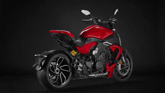 Essai Ducati Diavel V4 : accélère… si tu peux ! - L'Automobile Magazine