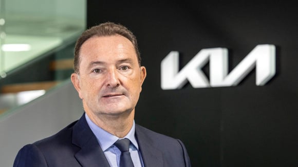 Dans le dur en France, Kia appelle au secours quelqu’un qu’il connaît ...