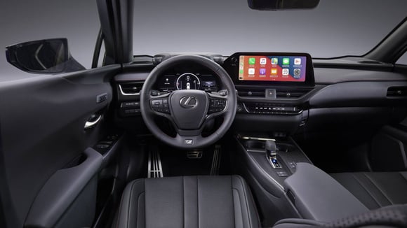 Lexus UX 300h (2024) : le SUV hybride peut dire merci à la Toyota Prius ...