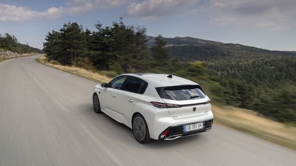 Peugeot 308 électrique : ses autonomies vérifiées face aux Renault ...