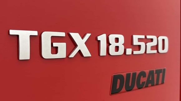 Spécialiste du transport et fan de Ducati, voici votre camion idéal ...