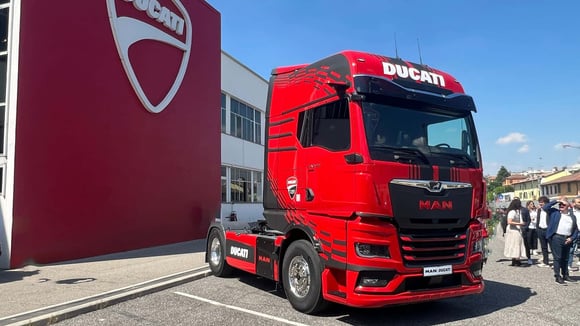 Spécialiste du transport et fan de Ducati, voici votre camion idéal ...