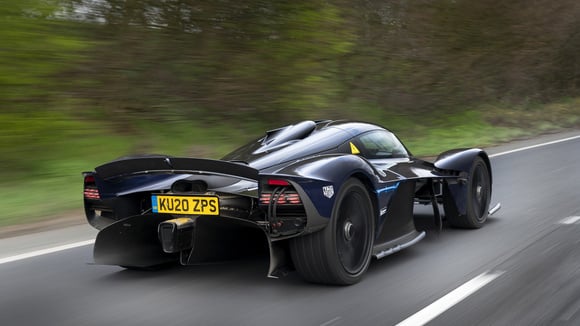 Il a acheté une Aston Martin Valkyrie pour trois millions d'euros et ...