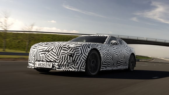 A défaut de voitures neuves à vendre, Jaguar tente d'occuper le terrain ...