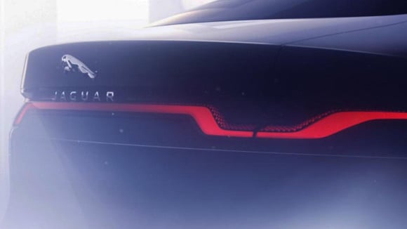 A défaut de voitures neuves à vendre, Jaguar tente d'occuper le terrain ...