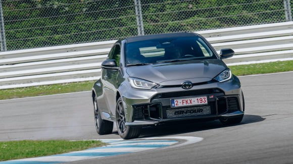 Fiche technique Toyota Yaris de 2026 : Toyota Yaris Cross Ph2 130h ...