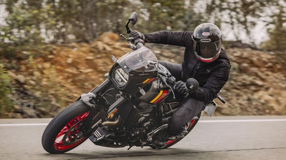 Essai Suzuki GSX-8TT : on a complètement craqué pour ce roadster néo ...