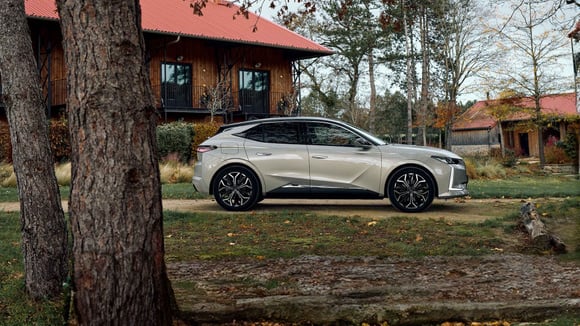 Les DS 3 et DS 4 s’offrent un nouveau moteur hybride : voici les prix ...