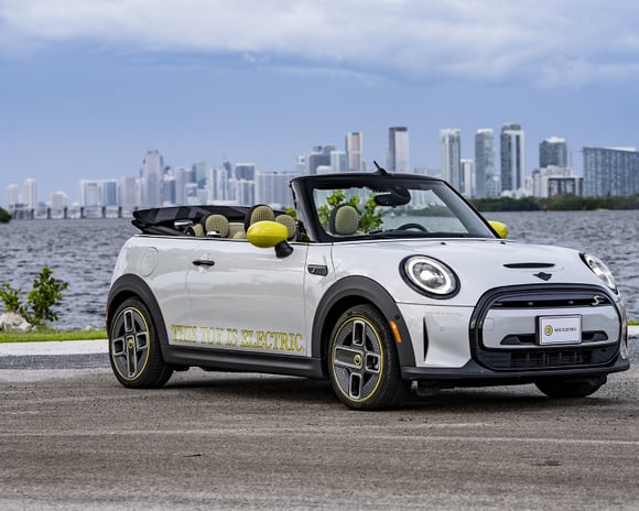 Mini dévoile une Cooper SE électrique cabriolet - L'Automobile Magazine